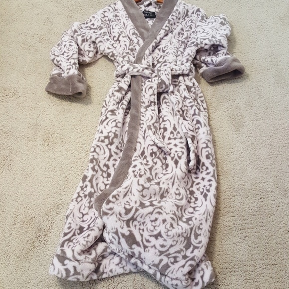 Ellen Tracy | Intimates & Sleepwear | Ellen Tracy Soft Fuzzy Robe ...